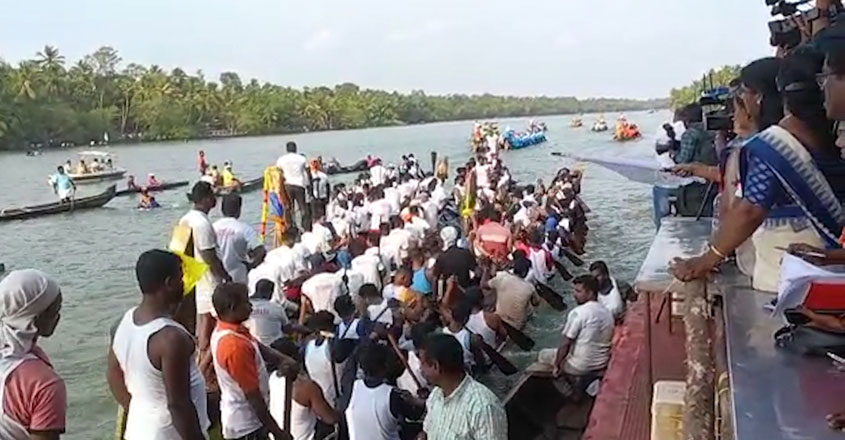 കല്ലടയാറിന്റെ കുഞ്ഞോളങ്ങളിൽ ആവേശമായി ജലോത്സവം; നീറ്റിലിറങ്ങിയത് 16 ...