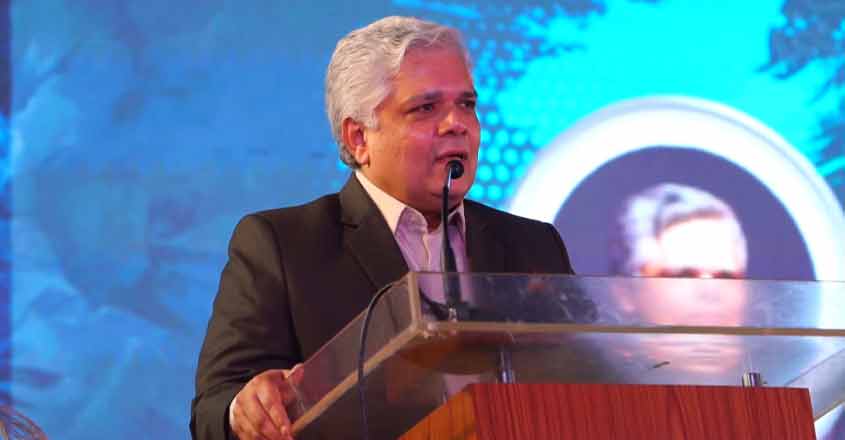 32 വർഷങ്ങൾക്ക് ശേഷം തിയറ്ററിലെത്തി സിനിമ കണ്ട് ജസ്റ്റിസ് ദേവ ...