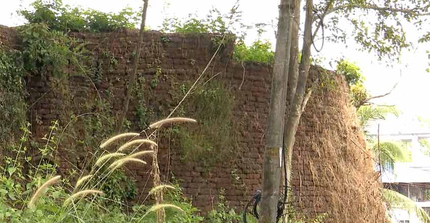 പ്രഖ്യാപനങ്ങൾ പാഴ് വാക്കായി; കാട് പിടിച്ചും പൊട്ടിപ്പൊളിഞ്ഞും ഹൊസ്ദുര് ...