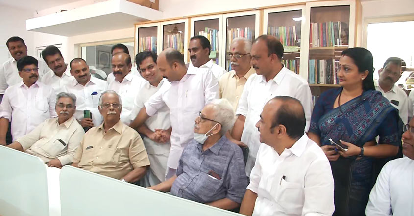 അട്ടയെപോലെ അള്ളിപ്പിടിച്ചിരിക്കുന്നവർ കോൺഗ്രസിന്റെ തോൽവി: ടി.പത്മനാഭ ...