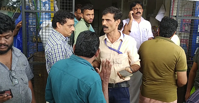 കിറ്റിൽ 14 ഇനങ്ങളില്ല; മലപ്പുറത്ത് പ്രതിഷേധം; വിതരണം നിർത്തിവെച്ചു ...