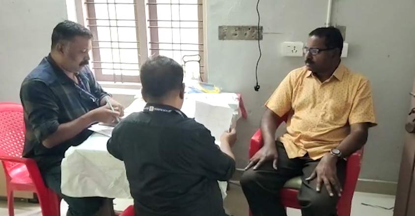 ഫാമിലി റിലേഷൻ സർട്ടിഫിക്കറ്റിന് 2500 രൂപ കൈക്കൂലി; വില്ലേജ് ഓഫിസർ വിജില ...