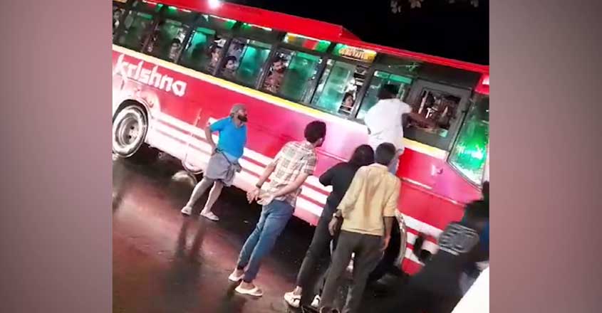 സ്വകാര്യ ബസ് തടഞ്ഞു നിർത്തി ജീവനക്കാരെ മർദിച്ചു; നാലംഗ സംഘം കസ്റ്റഡിയില്‍