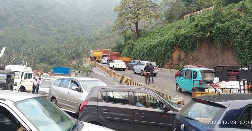 അപകടം; ഗതാഗതകുരുക്ക്; താമരശേരി ചുരത്തിൽ ഭാരവാഹനങ്ങള്‍ക്ക് നിയന്ത്രണം ...