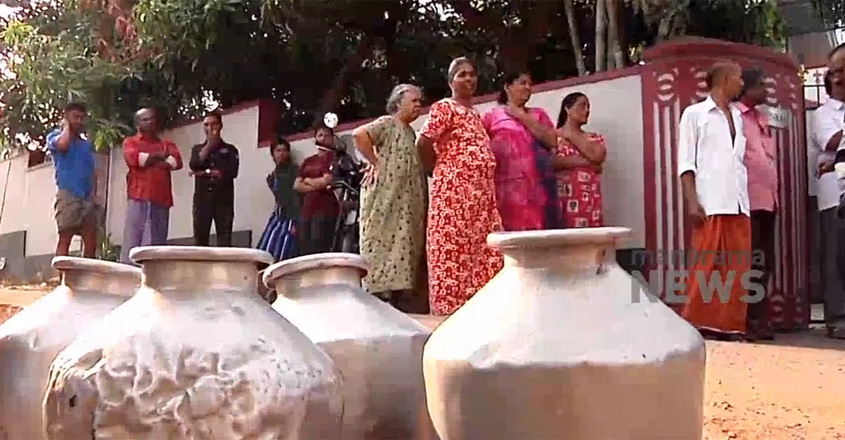 കുടിക്കാനോ കുളിക്കാനോ വെള്ളമില്ല; പൈപ്പ് പൊട്ടി പാഴാകുന്നത് ലിറ്റ ...