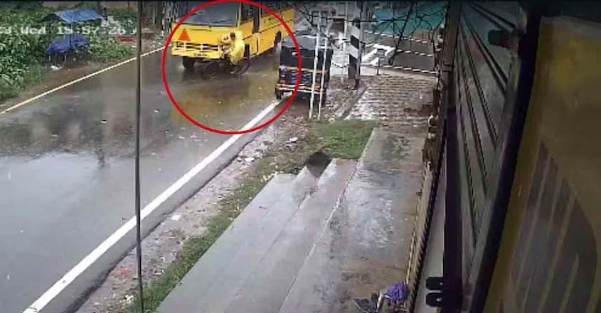 പാഞ്ഞെത്തിയ സൈക്കിൾ ബസിനടിയിൽ; വിദ്യാർഥിക്ക് അദ്ഭുത രക്ഷ | accident | malappuram | karulai ...