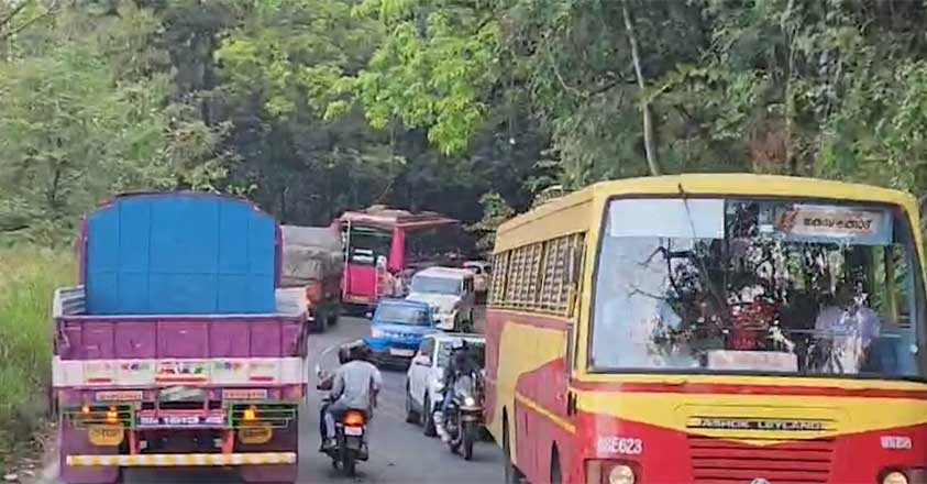 താമരശേരി ചുരത്തില്‍ വന്‍ ഗതാഗതക്കുരുക്ക്; മൂന്ന് ലോറികള്‍ ഒരേ സമയം ...