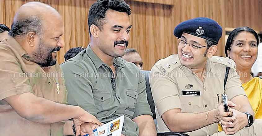 മന്ത്രിമാർക്ക് എ പ്ലസ് നൽകി കമ്മിഷണർ; ‘അസൂയയോടെ’ ടൊവിനോ തോമസ് | Tovino ...