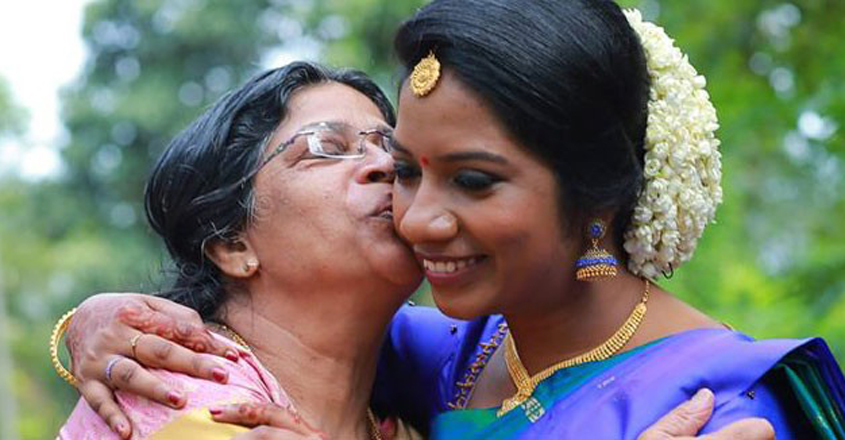 അമ്മയുടെ കാലുകള്‍ തേഞ്ഞുതീര്‍ന്നത് ഞങ്ങള്‍ക്കായി; സബ് കലക്ടറുടെ ...