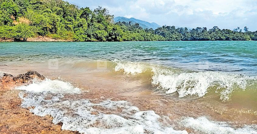 നാലു ദിവസമായി കാറ്റ് ശക്തം; അണക്കെട്ടിൽ തിരയിളക്കം; കാണാൻ വിനോദ ...