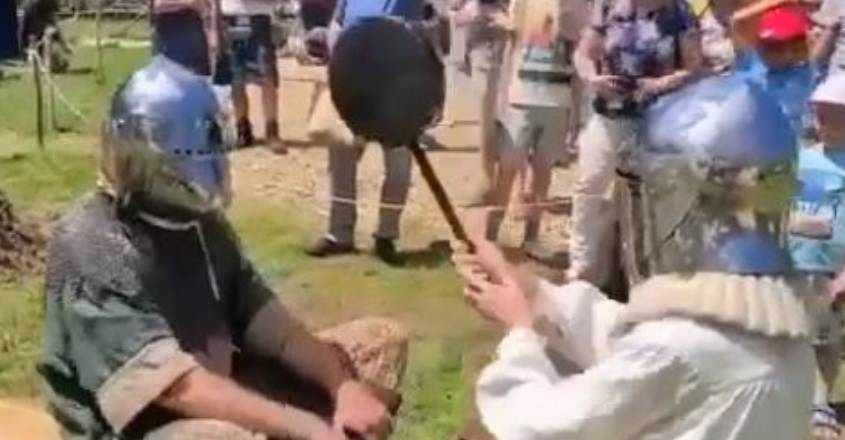 പാൻ കൊണ്ട് തലയ്ക്കടിച്ച് മത്സരം; വൈറലായി വിഡിയോ | Viral Video | Pan ...