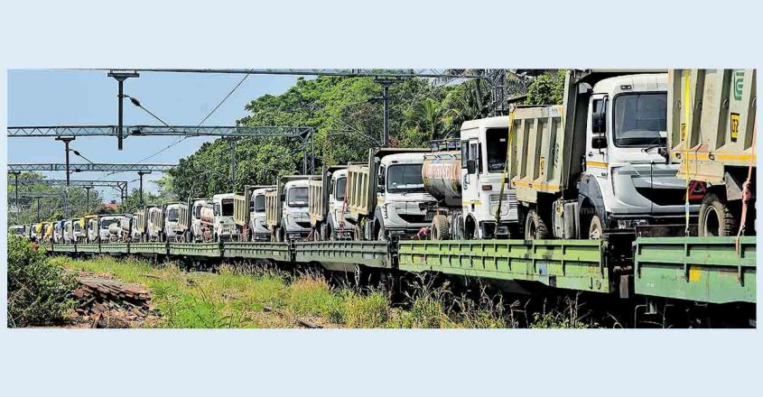 പാളത്തിലൂടെ വന്നു, വൻ ‘സന്നാഹം’; ഭാരം: 1321ടൺ, ദൂരം: 3211 കിമീ., ചെലവ് ...