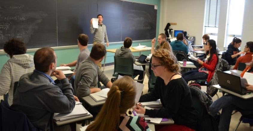 ‘പ്രണയം പാടില്ല; ആലിംഗനവും തൊടലും വേണ്ട’; വിചിത്ര ഉത്തരവുമായി യുകെ ...