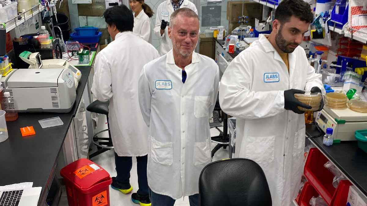 ഏറ്റുവാങ്ങിയത് 200 പാമ്പുകളുടെ കടി; അയാളുടെ രക്തം സമാനതകളില്ലാത്ത ...