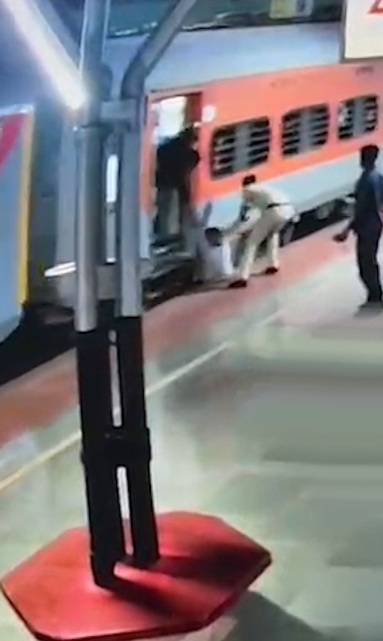 സാഹസിക രക്ഷപ്പെടുത്തല്‍ | railway station | kannur | rescue | civil ...